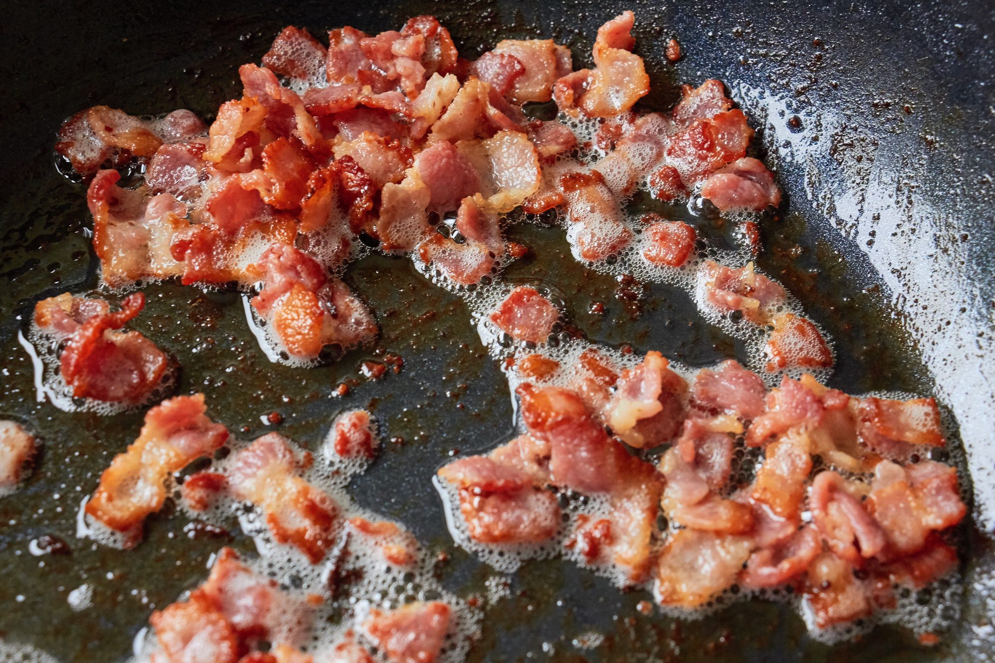 Bacon omelette roll with salsa: tasty and quick meal