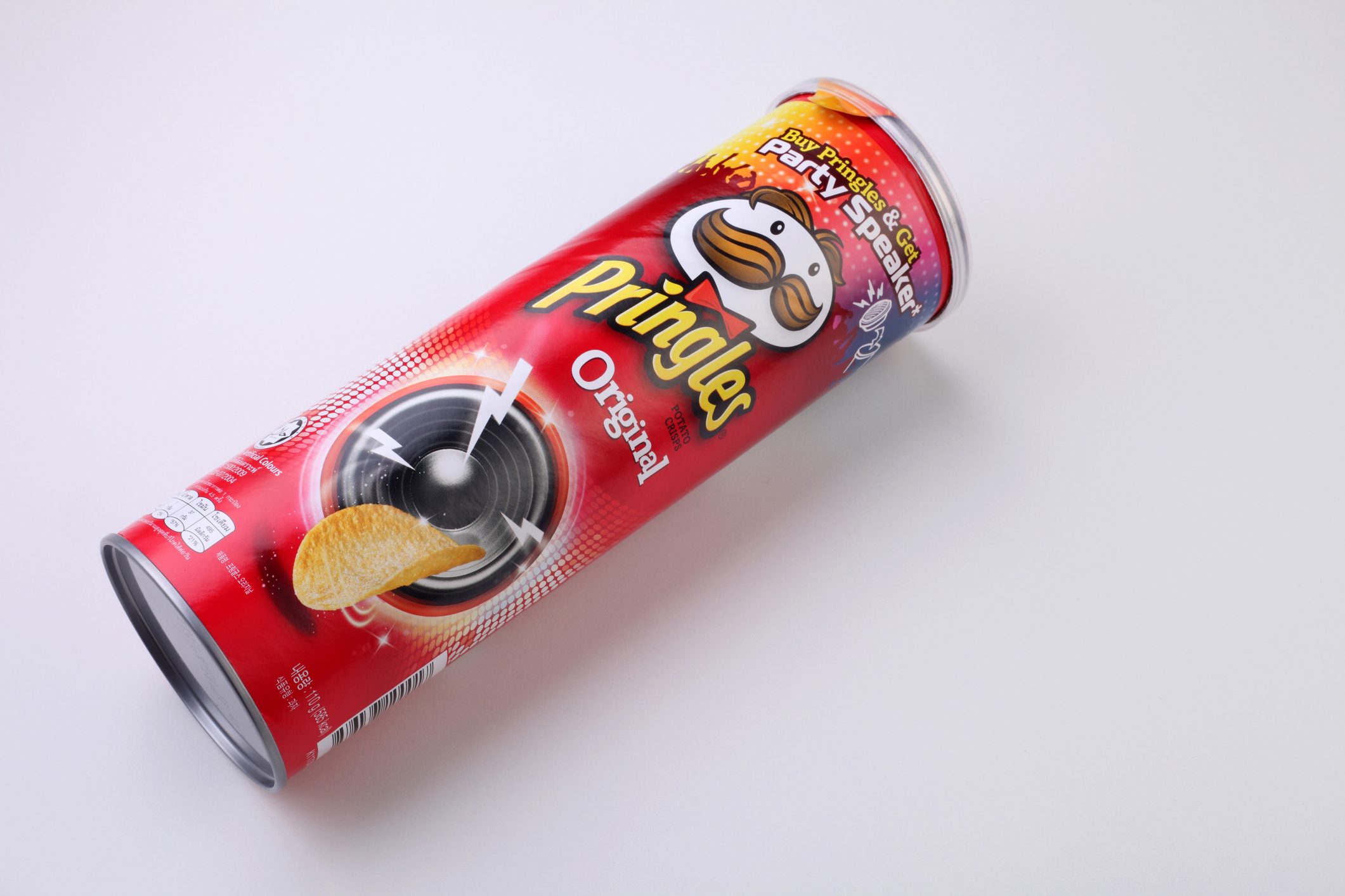 pregnant-woman-opens-a-pringles-tube-at-the-supermarket-arrested-and
