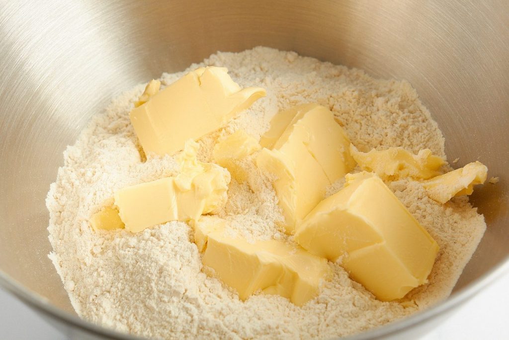 German Currant Buns: a traditional and delicious German dessert