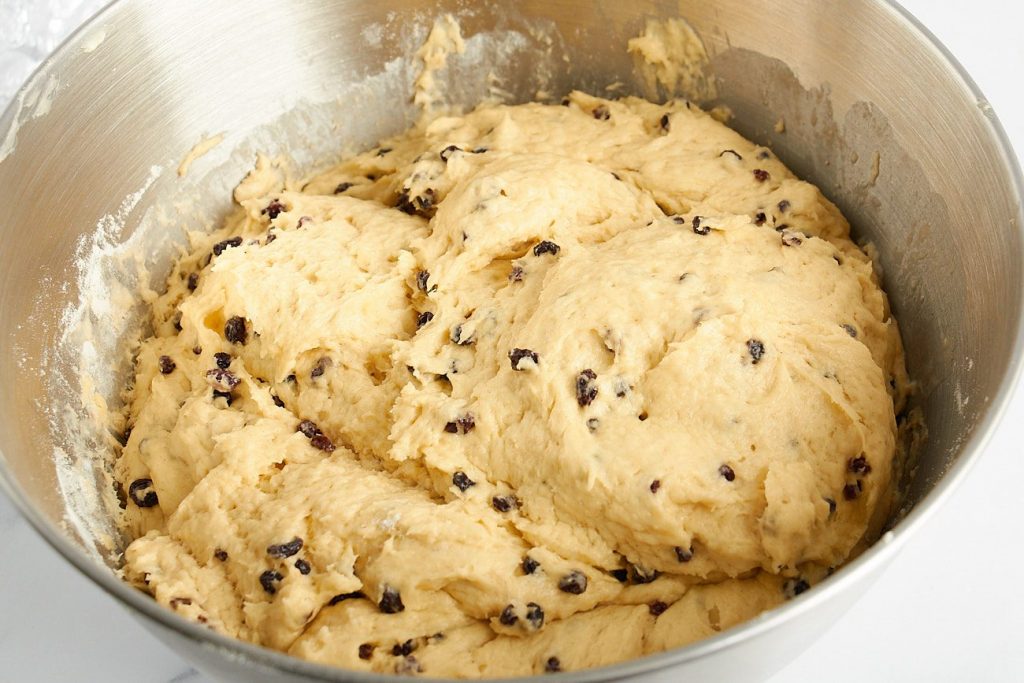 German Currant Buns: a traditional and delicious German dessert