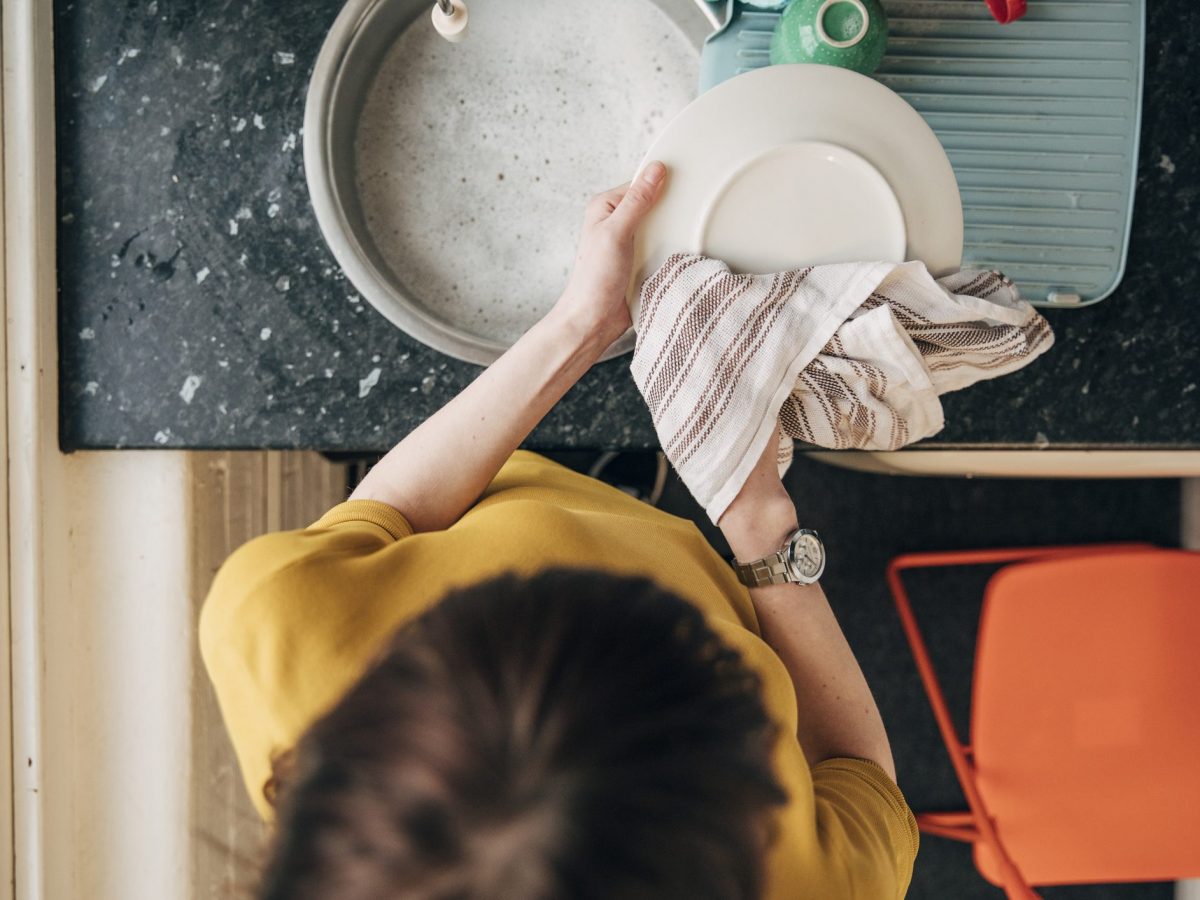 How to properly wash dishes using hands