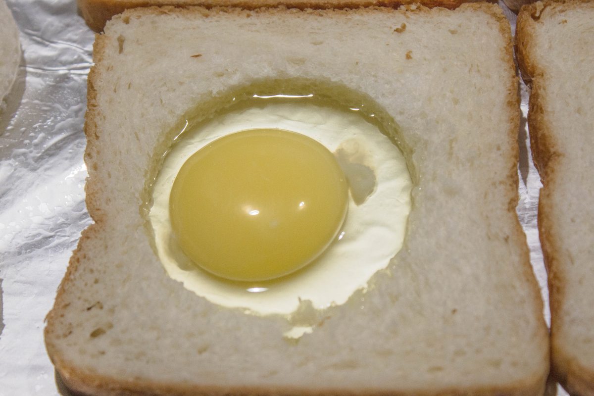 Sheet pan egg in a hole: A quick take on the classic breakfast-preparation!