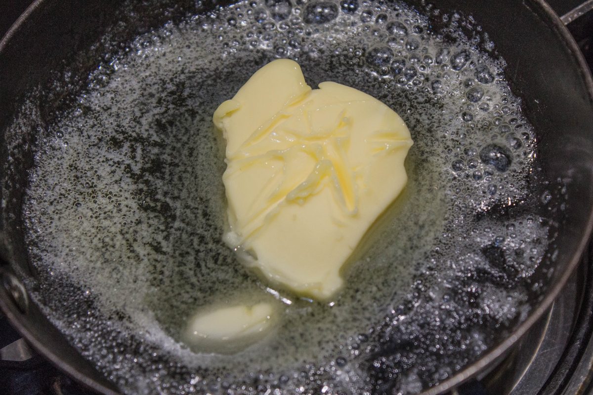 Apple foster: a quick spiced caramel treat for ice-cream lovers!