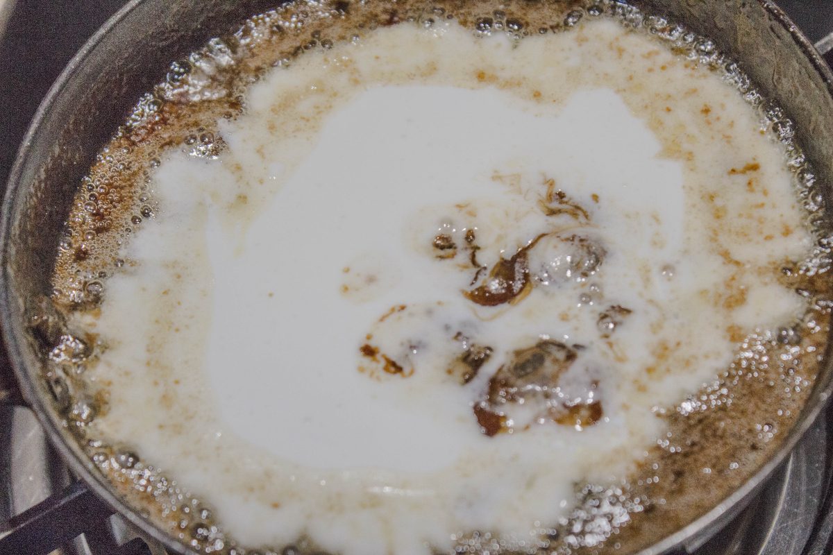 Apple foster: a quick spiced caramel treat for ice-cream lovers!