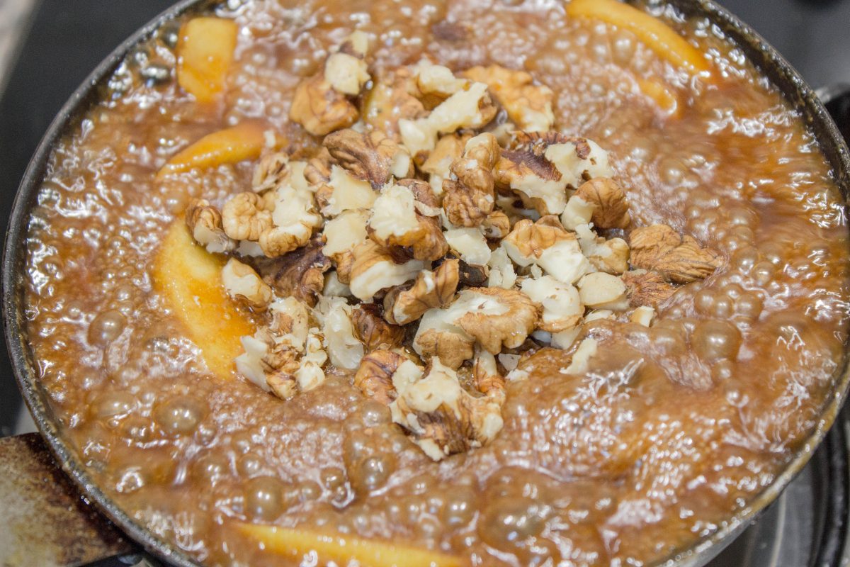 Apple foster: a quick spiced caramel treat for ice-cream lovers!