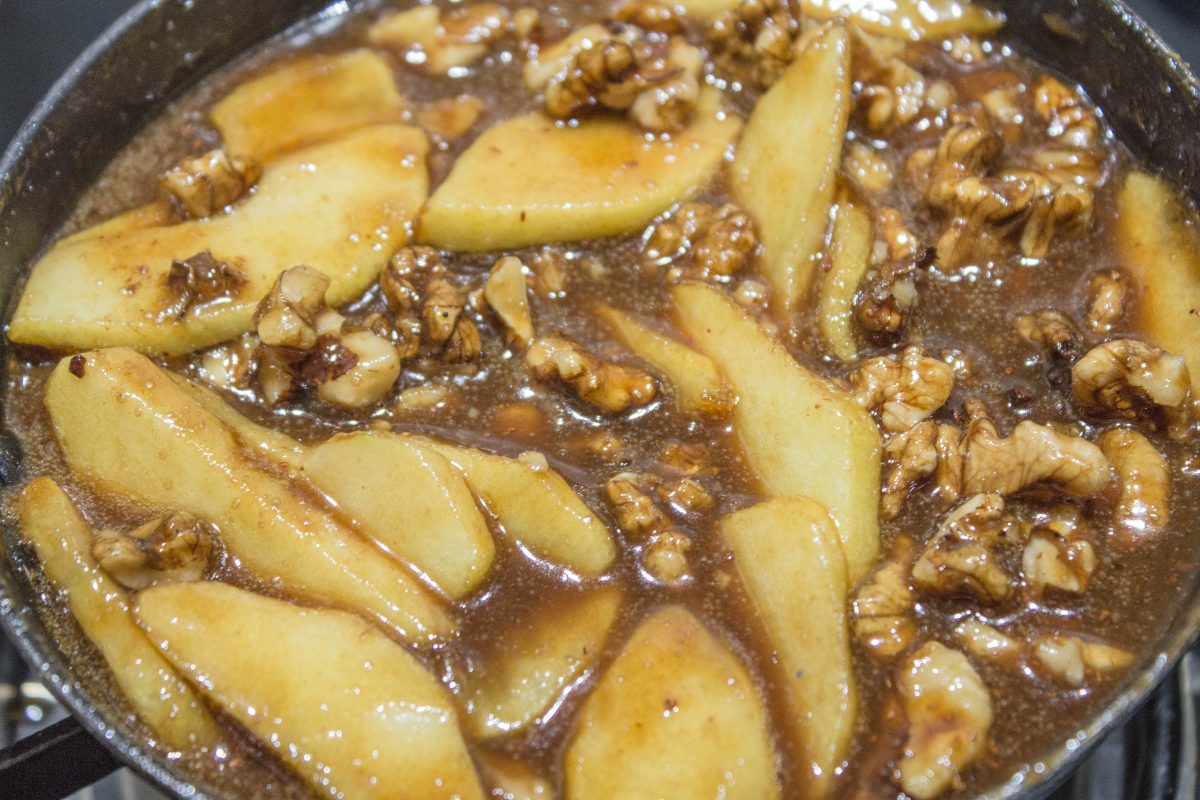Apple foster: a quick spiced caramel treat for ice-cream lovers!
