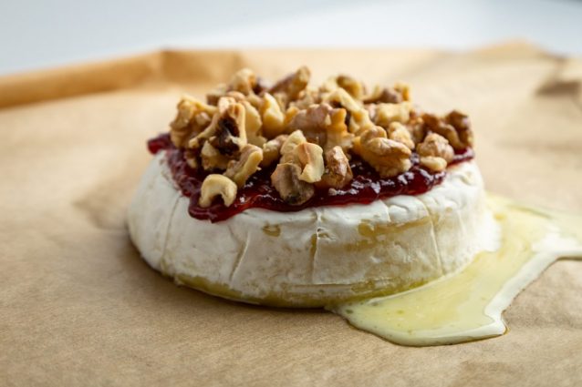 Walnut Raspberry Baked Brie: easy, quick and so yummy | Cookist.com