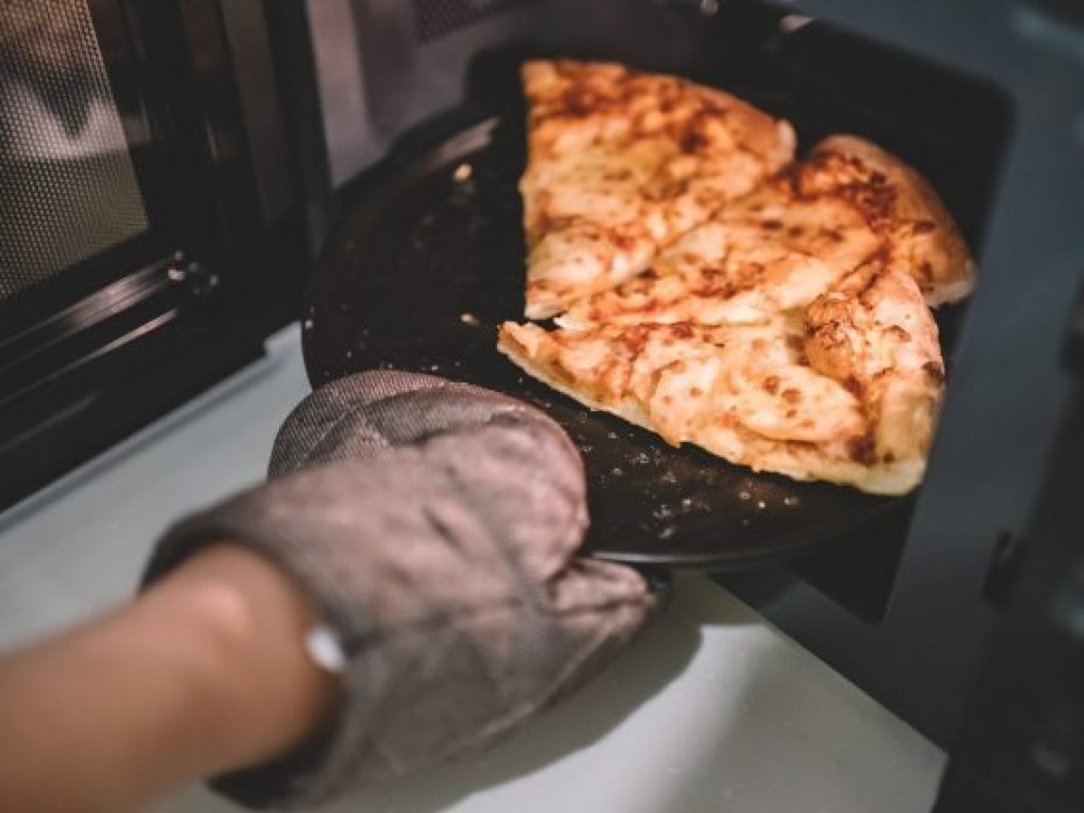 Guide to microwave oven use: all the tips to cook and heat in the right way