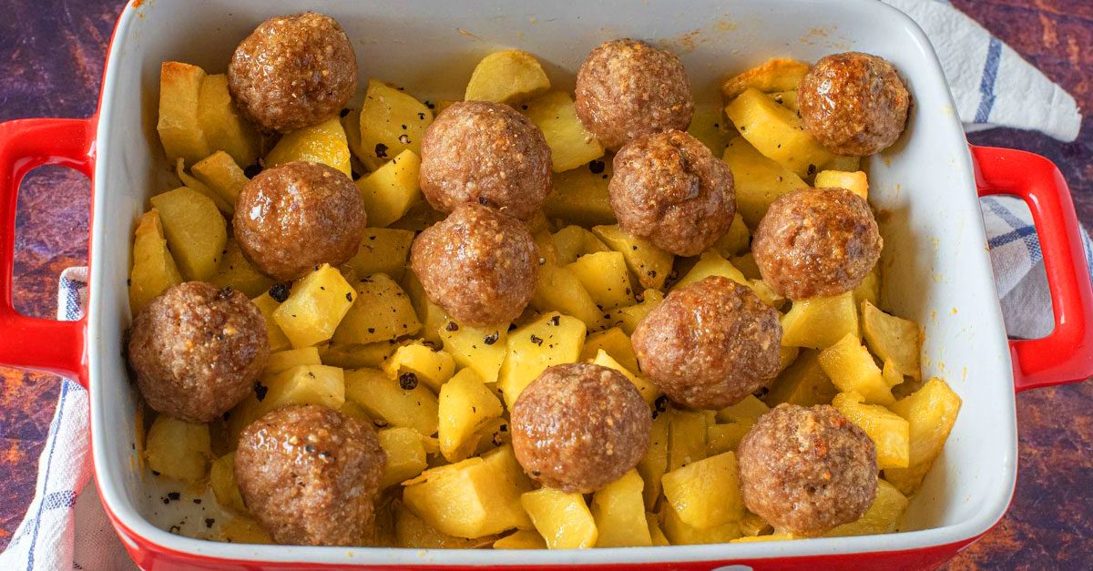 Baked meatballs with potatoes: the recipe for an easy and delicious dish