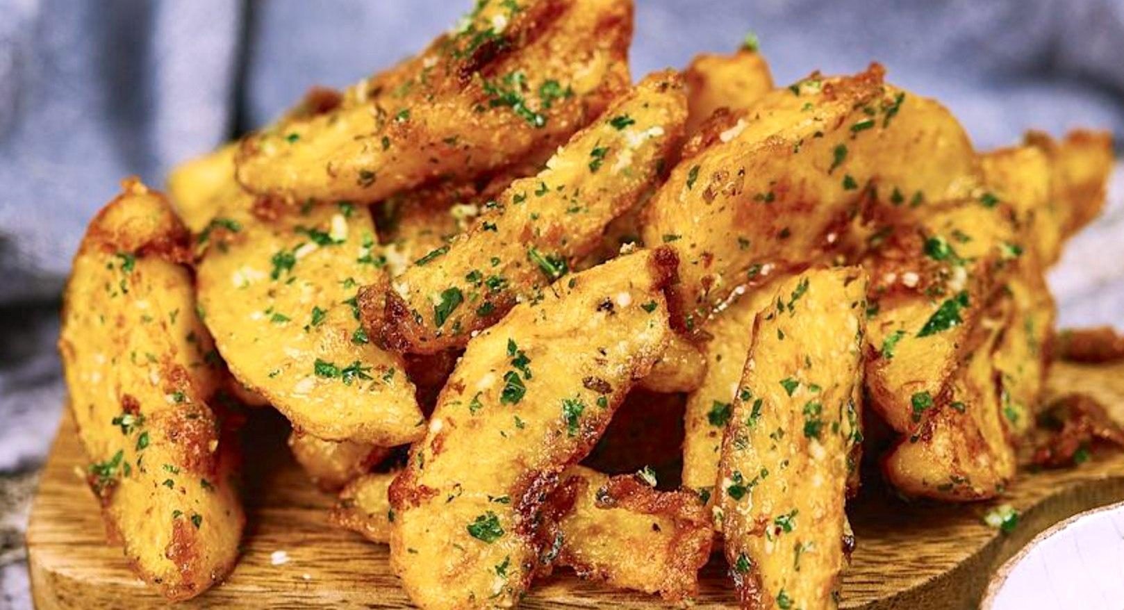 Garlic Butter Potatoes: the crispy and flavorful potato recipe