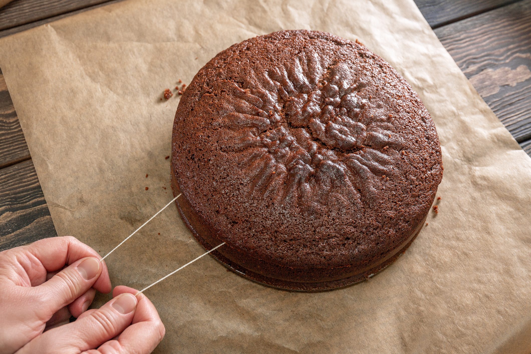 Here's The Ultimate Trick Pro Bakers Use To Cut Sponge Cake In Half