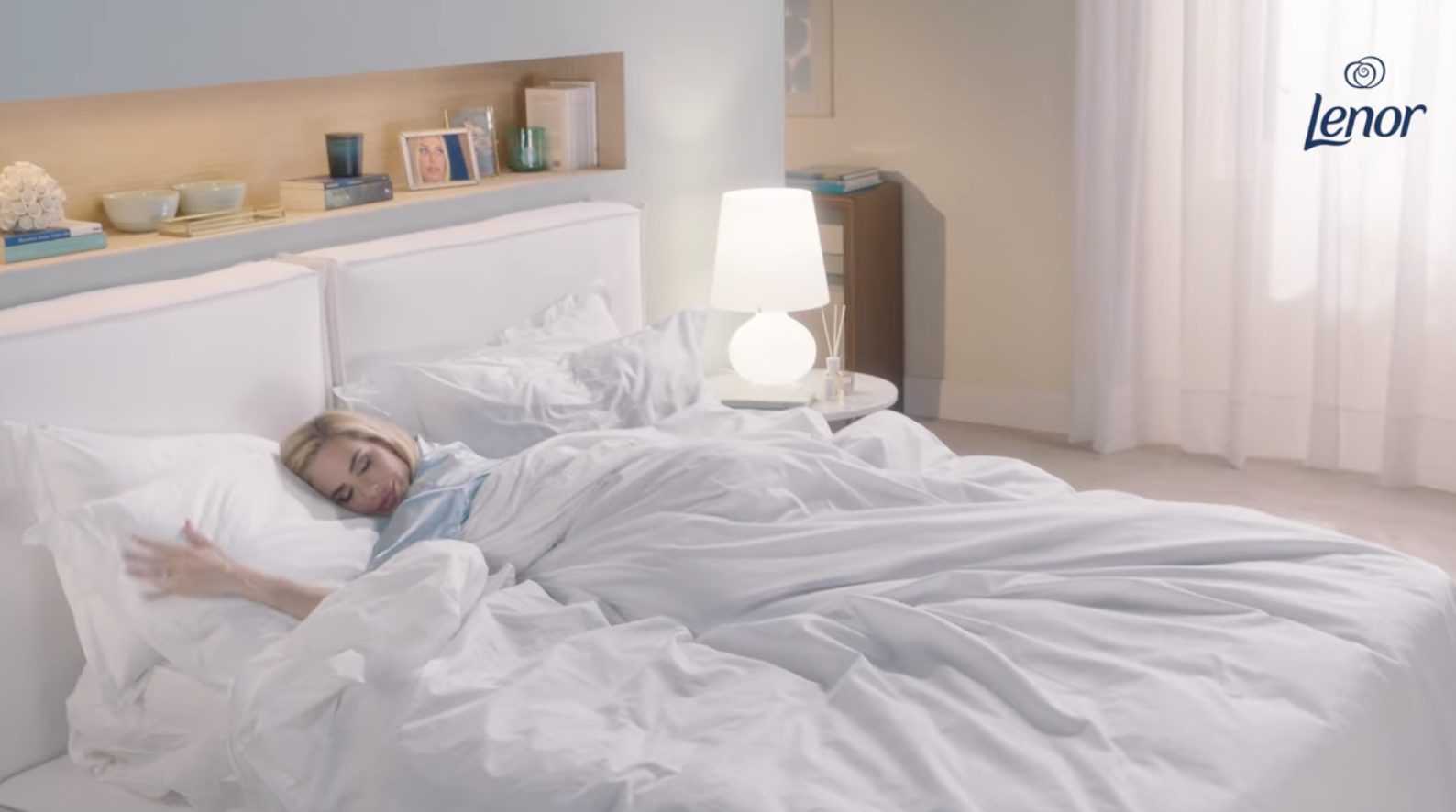 Lenor modifica ancora lo spot con Ilary Blasi, sparita la foto con ...