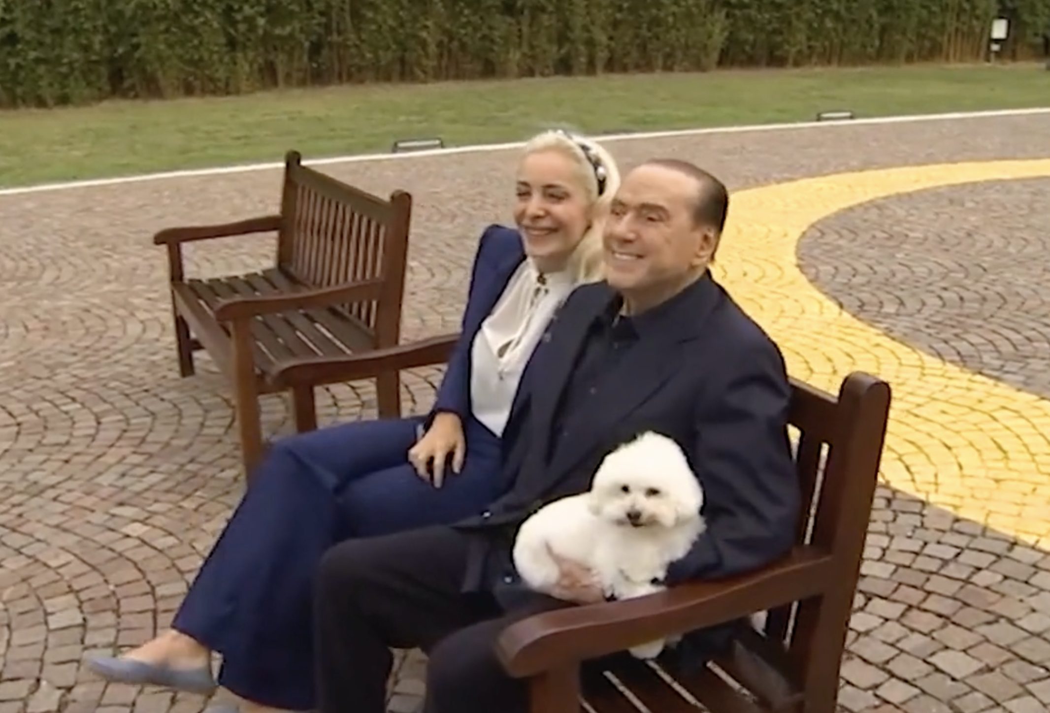 Il video del compleanno di Berlusconi in stile Uomini e Donne è l ...