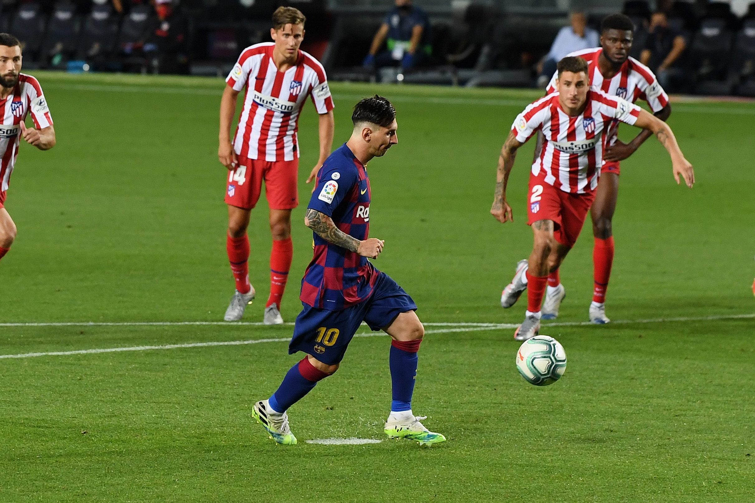 Lionel Messi da leggenda: segna il gol numero 700 con un cucchiaio in ...