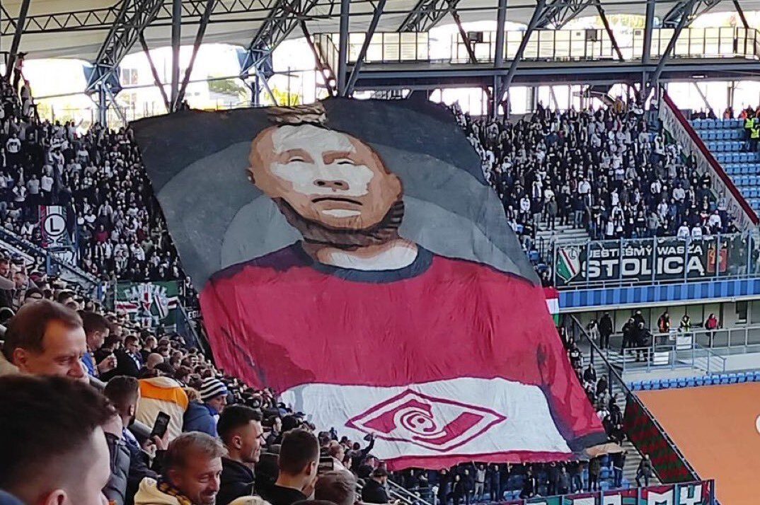 In curva spunta Putin col cappio al collo, indossa la maglia di una ...