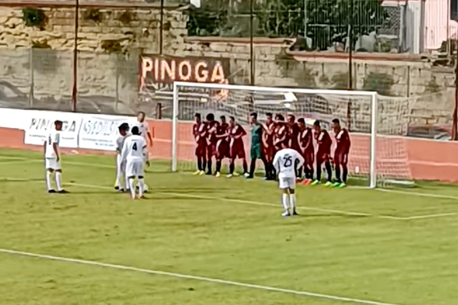 Tutta la squadra in barriera sulla linea di porta, è la punizione ...