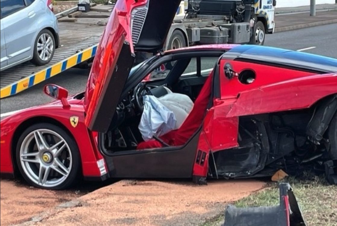 Deve consegnare una Ferrari rara, si schianta contro un'utilitaria ...