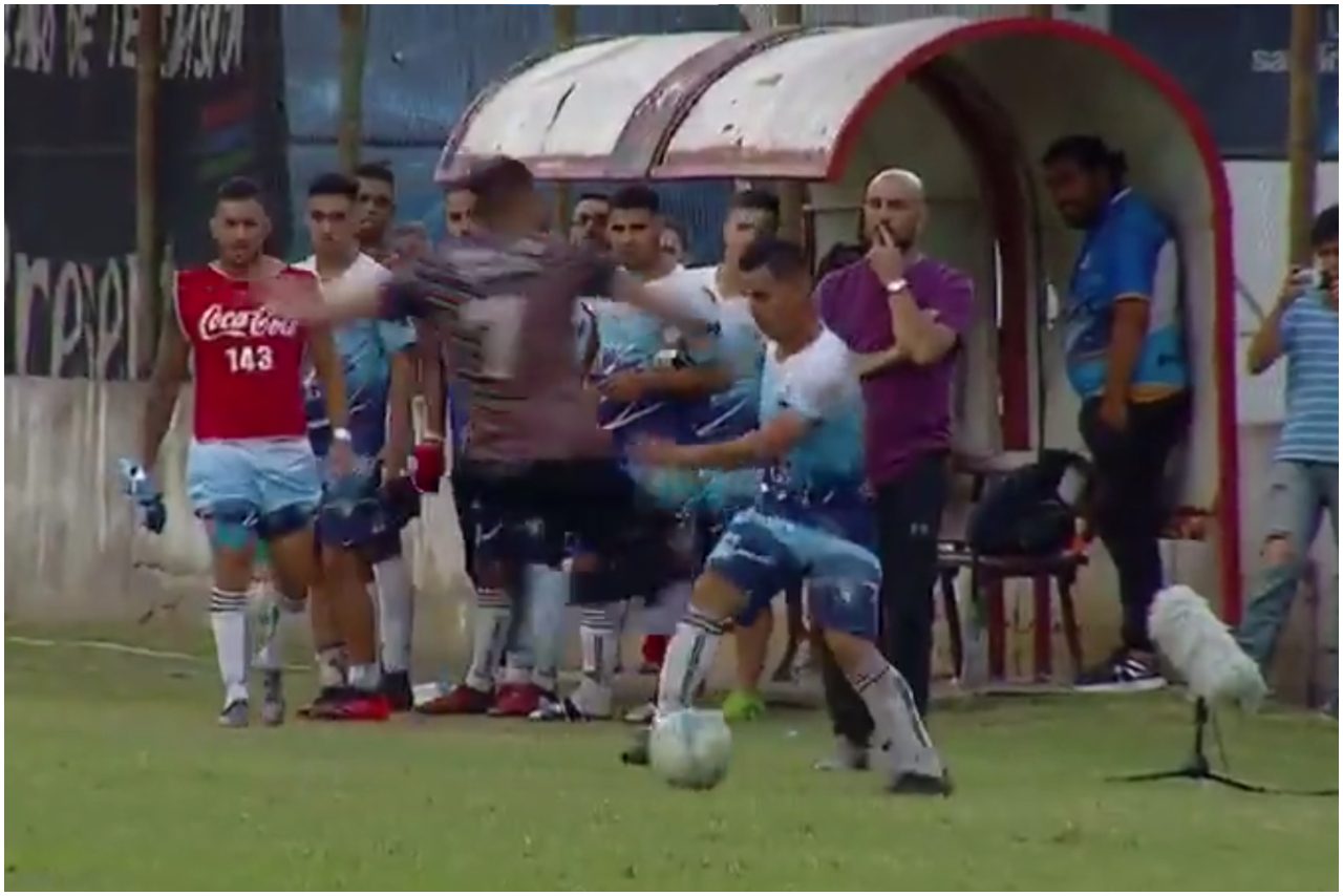 Uno dei falli più cattivi di tutti i tempi: non è calcio, ma l ...