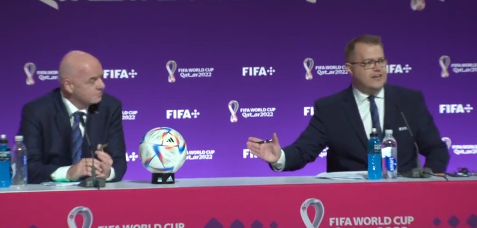 Il capo della comunicazione FIFA fa coming out in piena conferenza ...