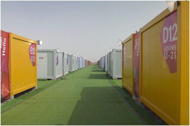 I terrificanti container dove dormiranno i tifosi ai Mondiali in Qatar ...