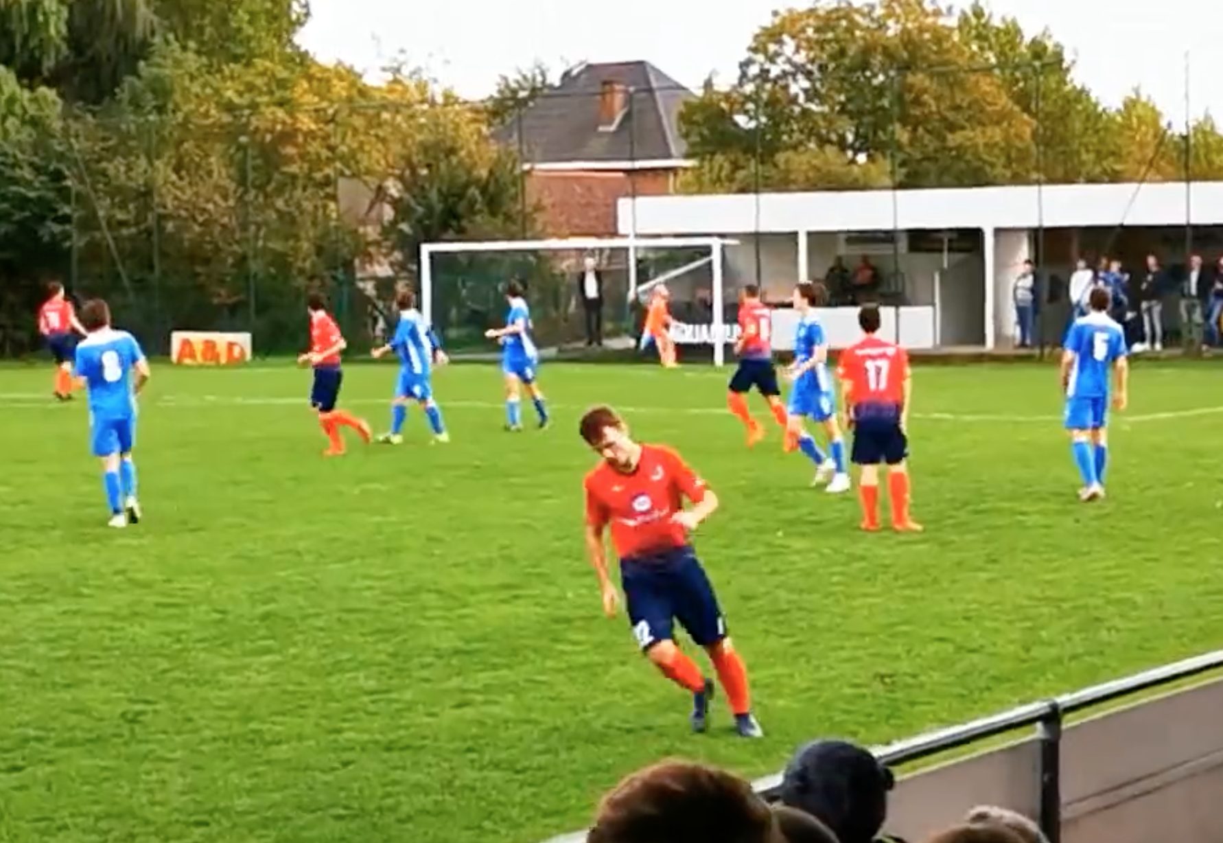 Spazza via il pallone fuori dal campo e si gira, succede l ...
