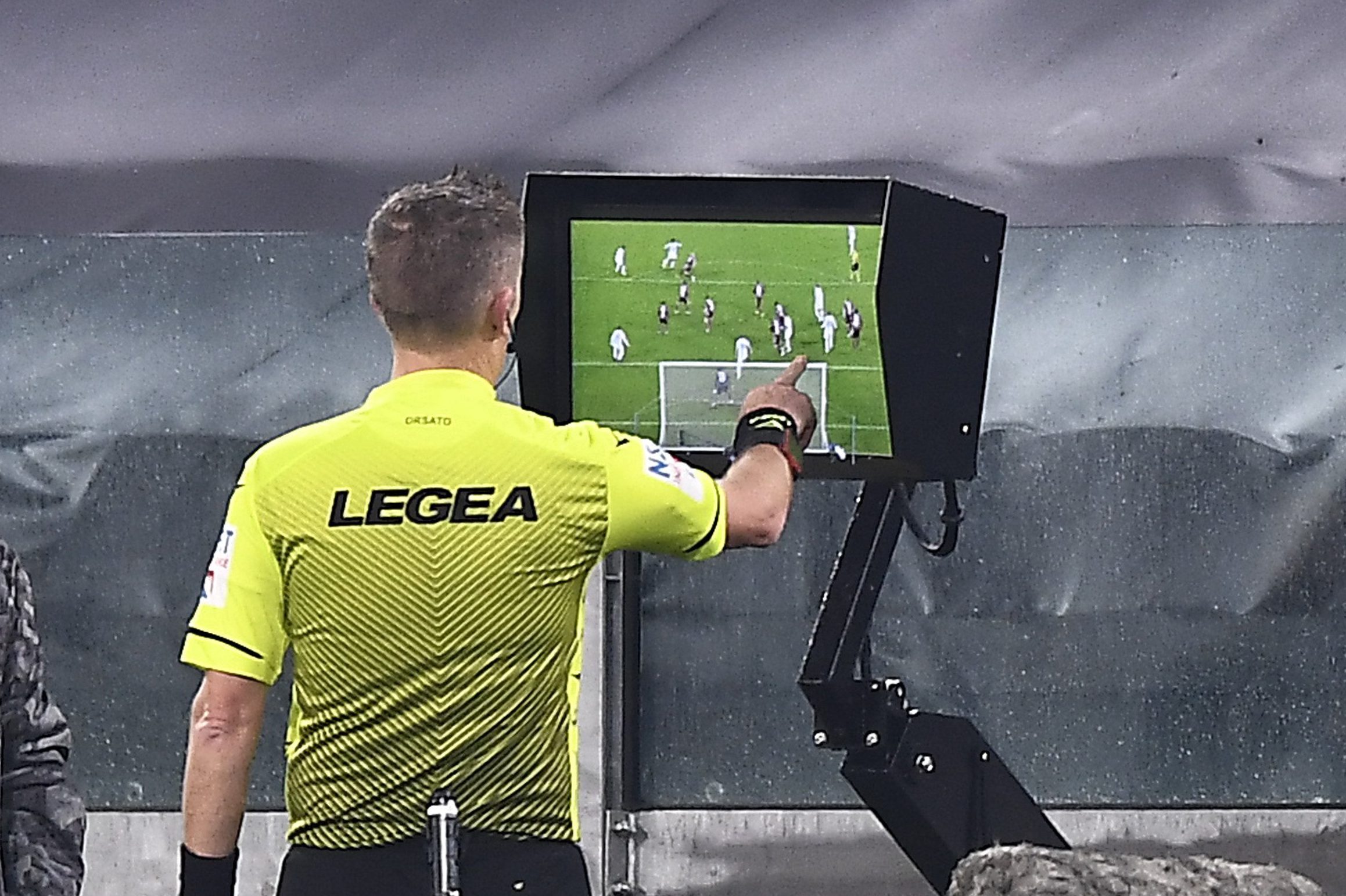 Var a chiamata e audio degli arbitri in Serie A, la conferma: Così si ...
