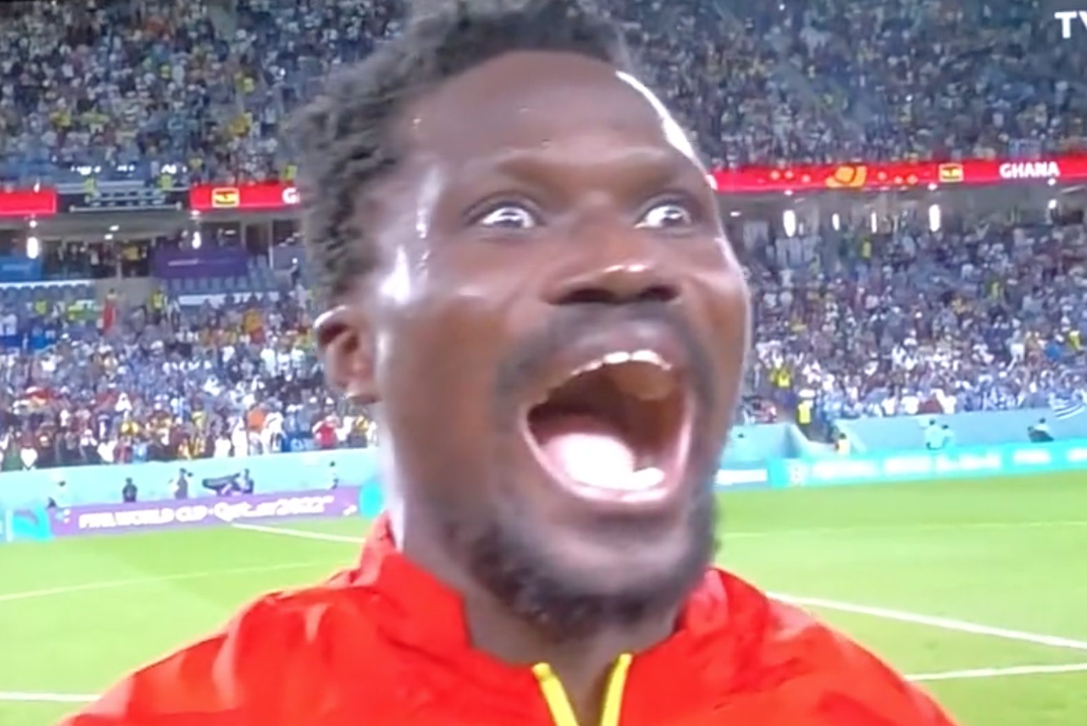 Bocca spalancata e sguardo spiritato, il calciatore del Ghana ...