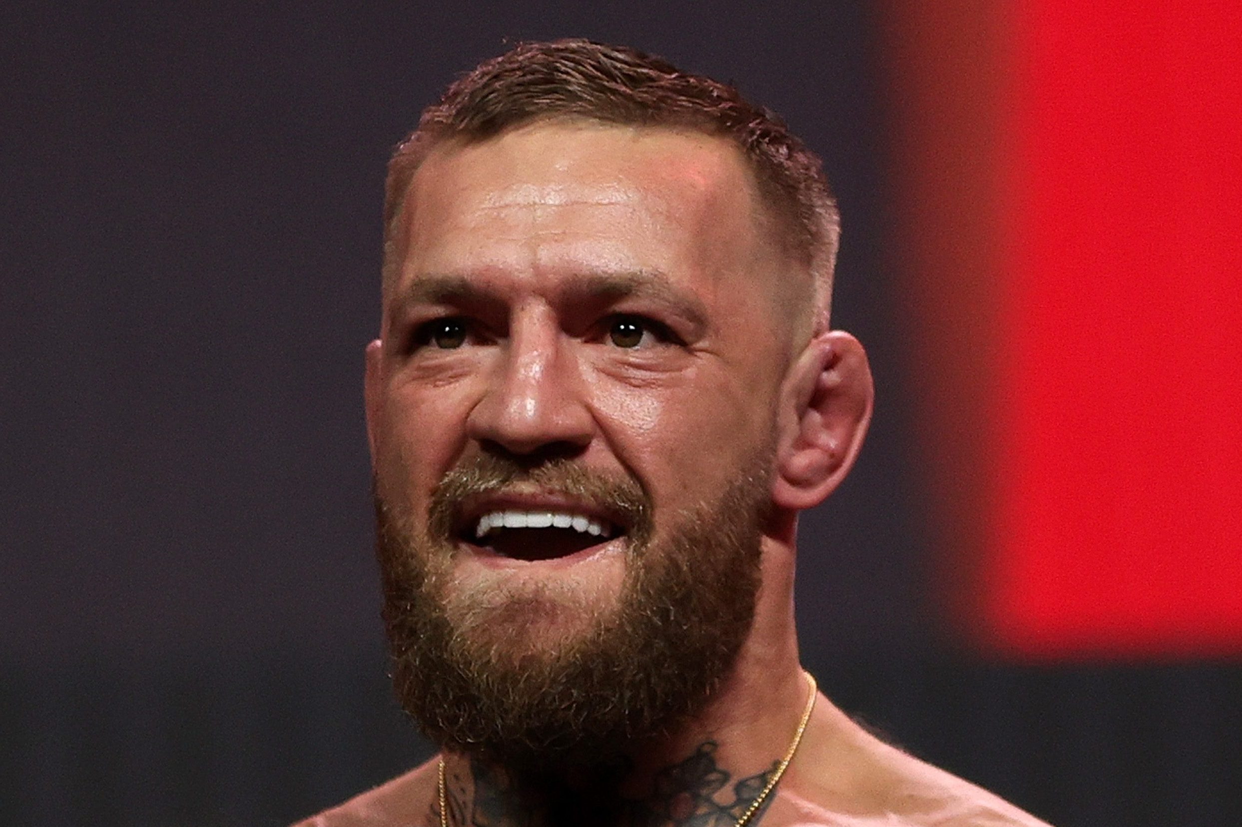 Una battuta fa esplodere McGregor, poi lo scontro con l'ex calciatore ...