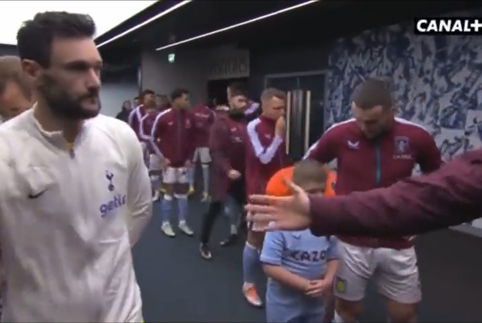 Emiliano Martinez e Hugo Lloris si ritrovano faccia a faccia dopo la ...