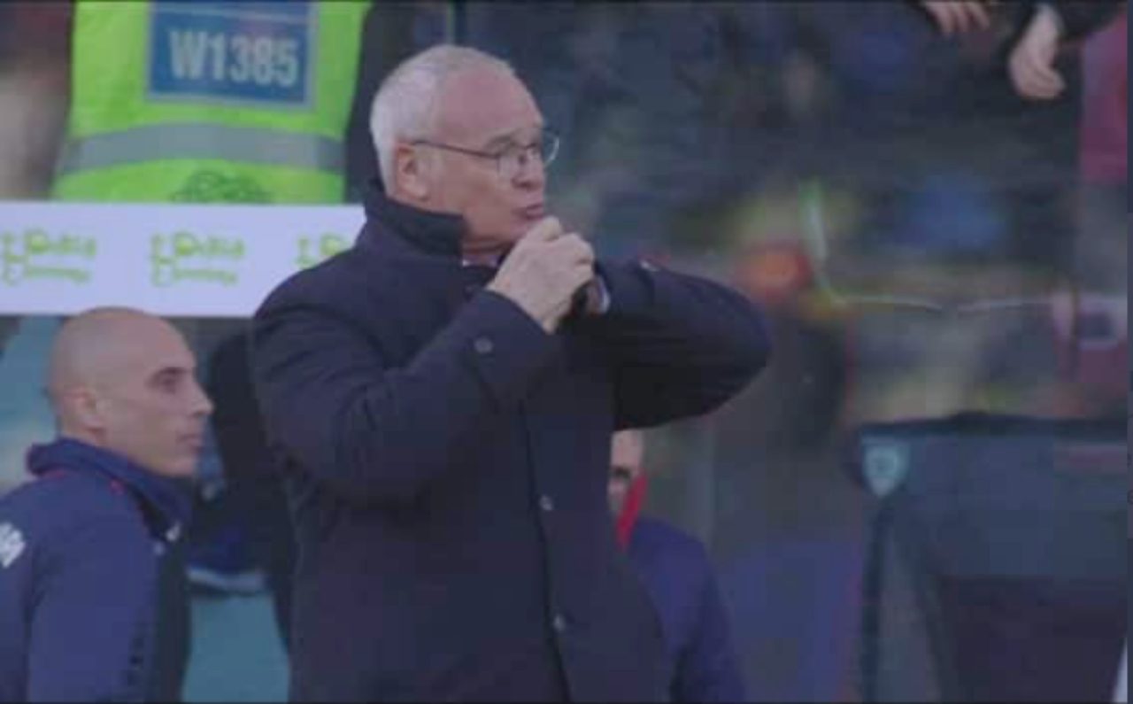 L'inquadratura mostra Ranieri che parla con l'orologio: dietro quel ...