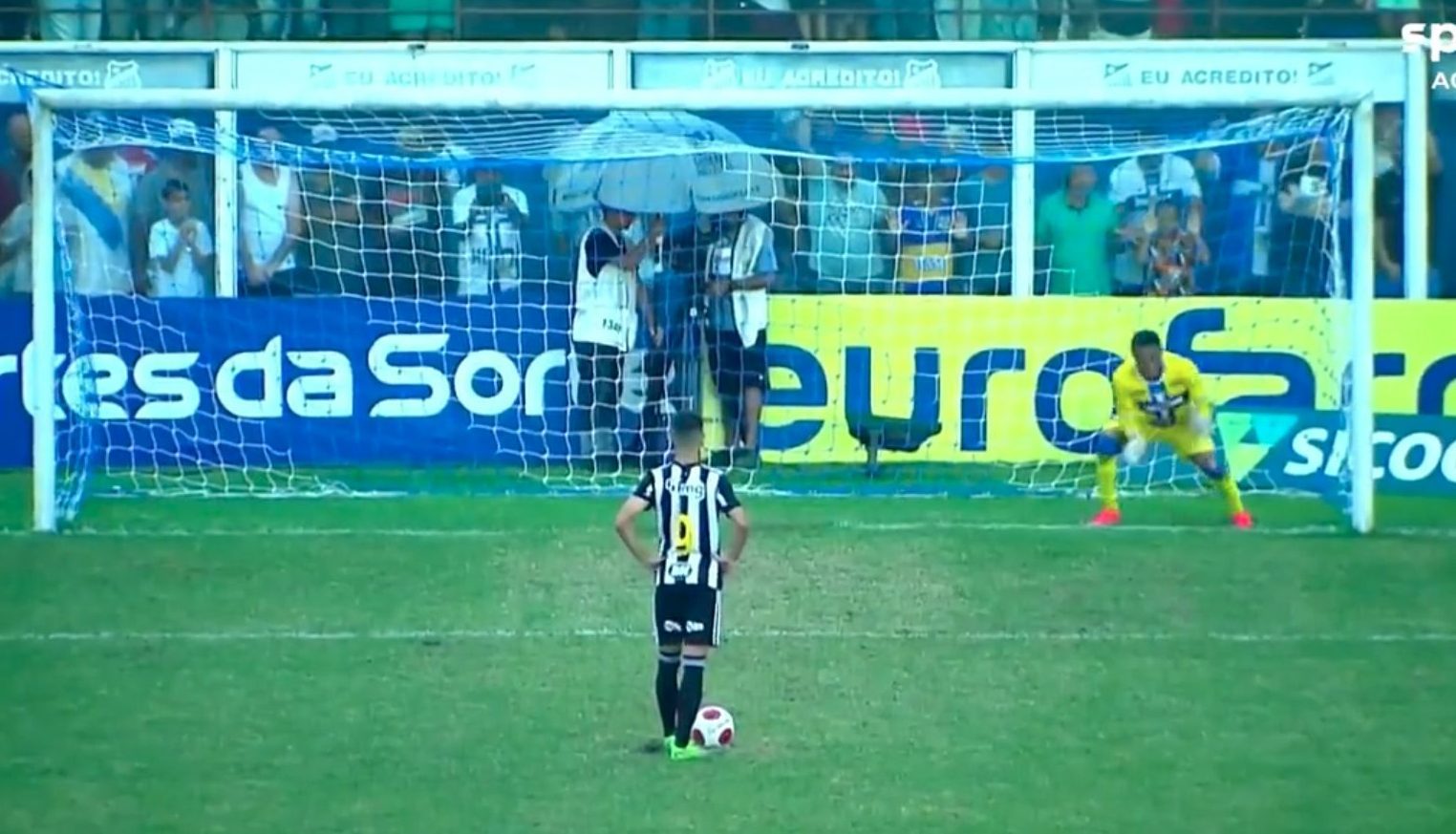 Il portiere fa il giullare sul rigore, l'avversario lo inganna con ...