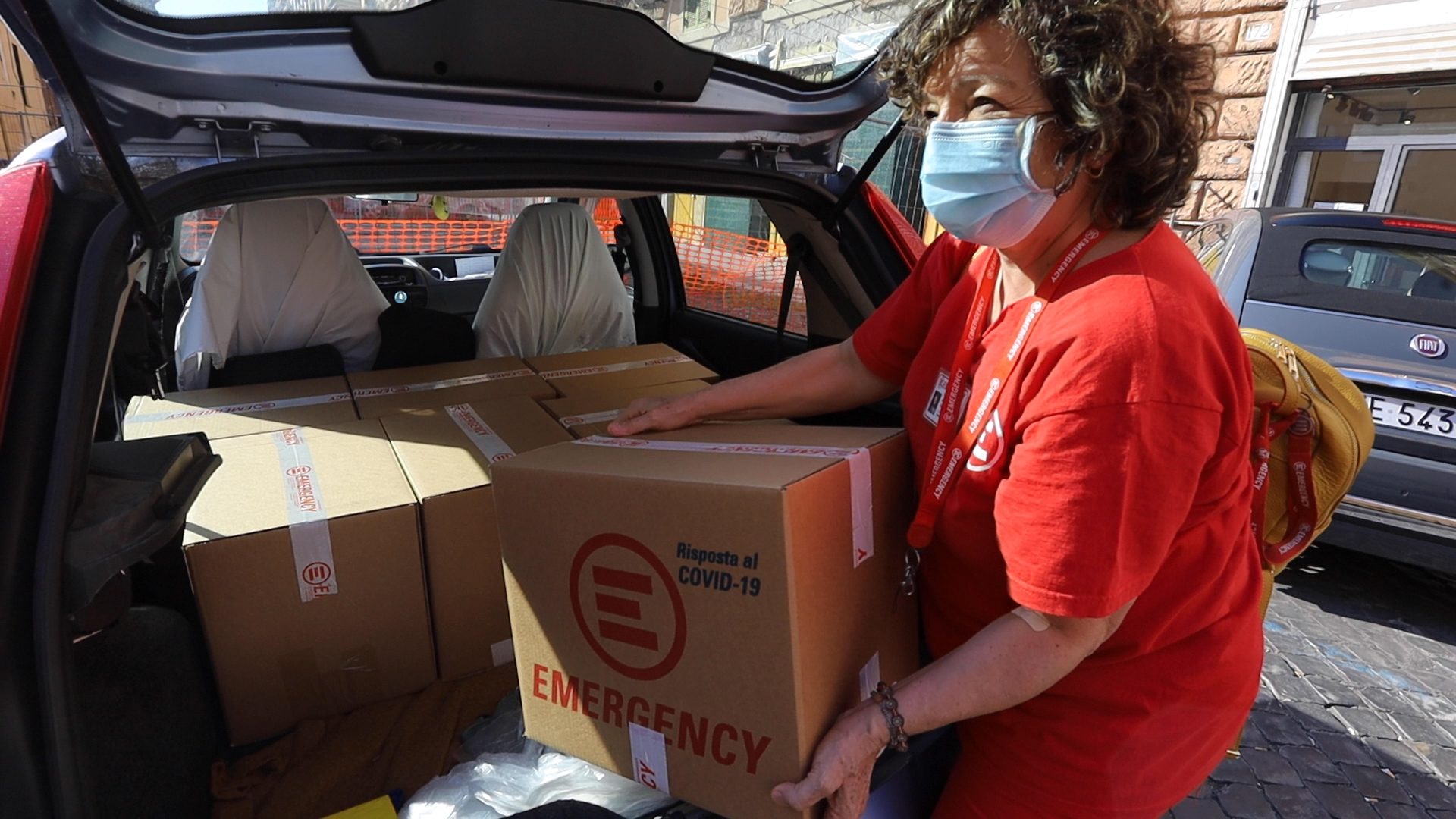 I nuovi poveri del coronavirus aiutati da Emergency: Pacchi alimentari ...