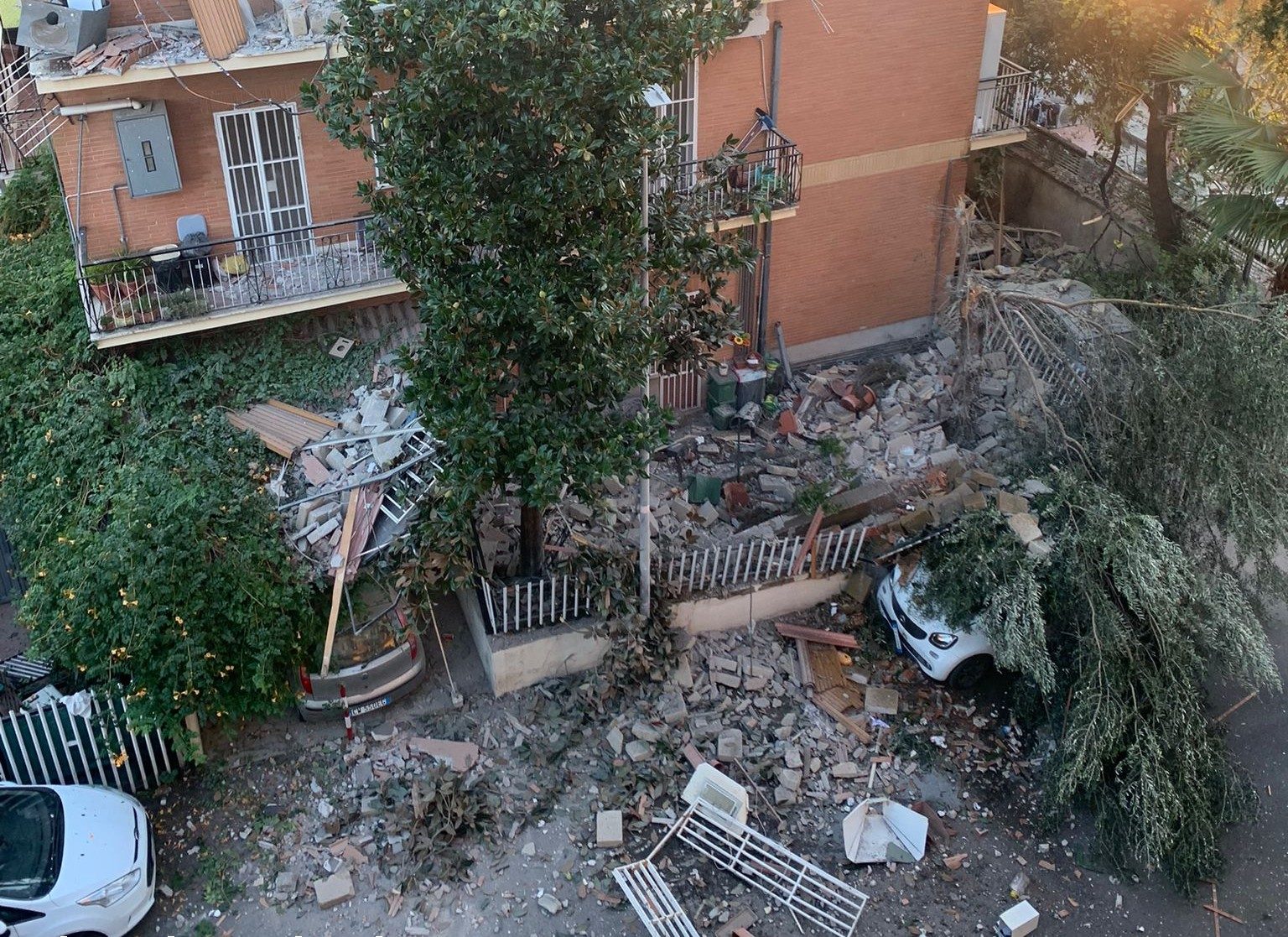 Esplosione e crollo palazzina a Torre Angela, un testimone: Boato ...