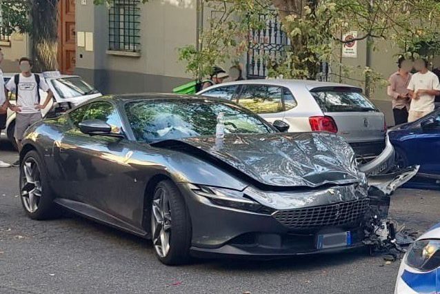 Ferrari si schianta contro 4 auto in sosta: danni da migliaia di euro ...