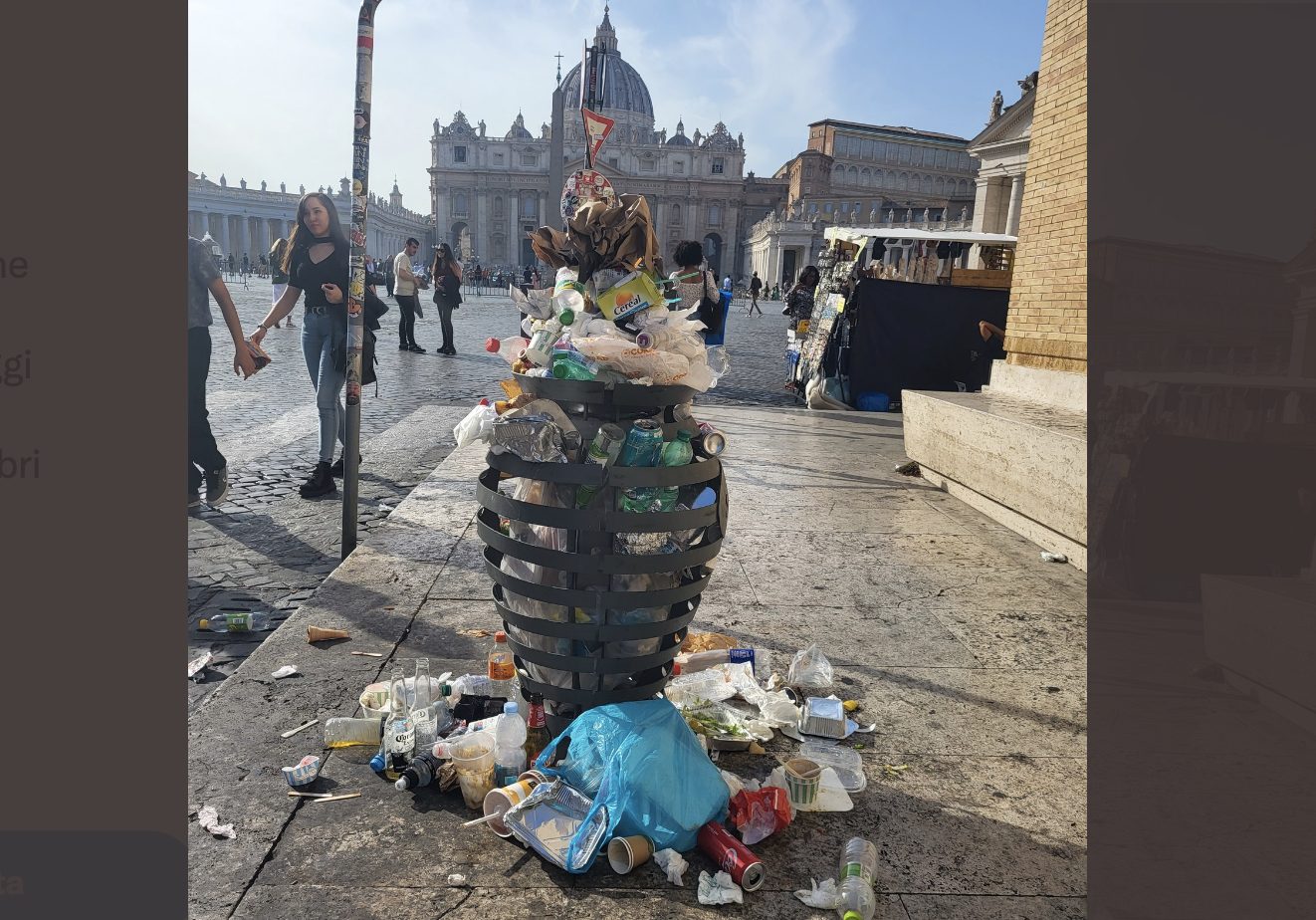 La foto che fa il giro del mondo: il cestino dei rifiuti stracolmo ...