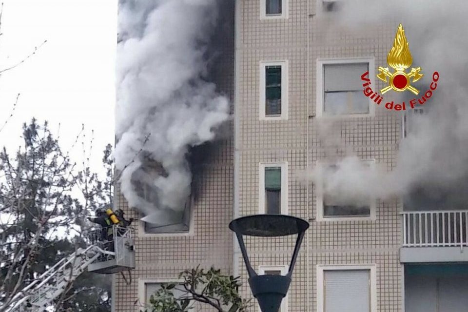 Incendio a Darfo Boario Terme, le fiamme distruggono il terzo piano di ...