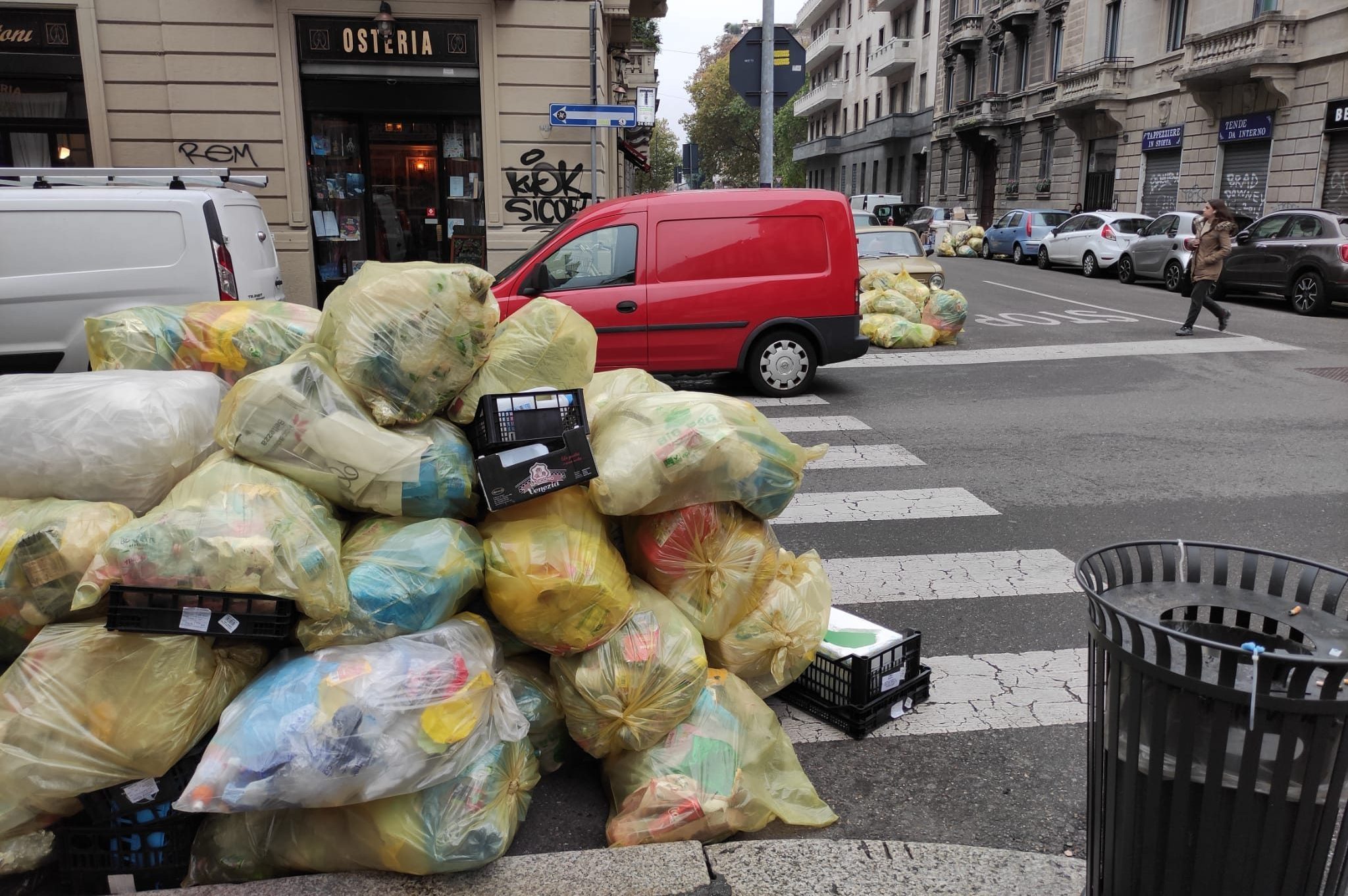 A Milano cumuli di rifiuti nelle strade: raccolta bloccata dallo ...