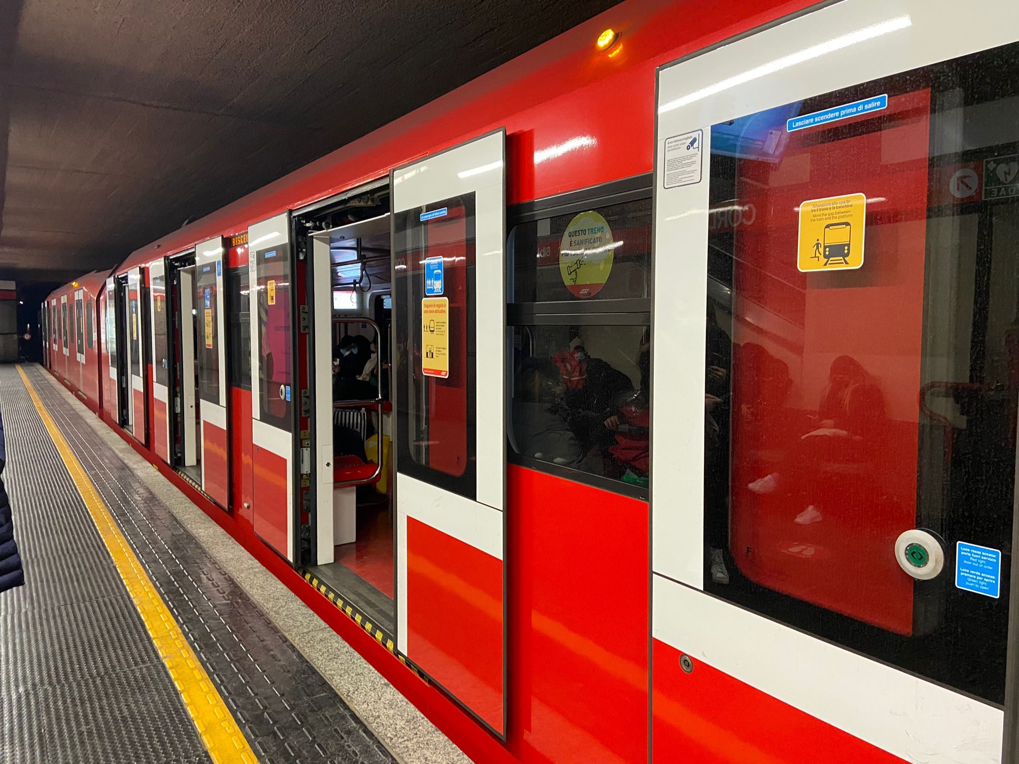 Sospesa per alcuni minuti la linea rossa della metro: tolta la corrente ...