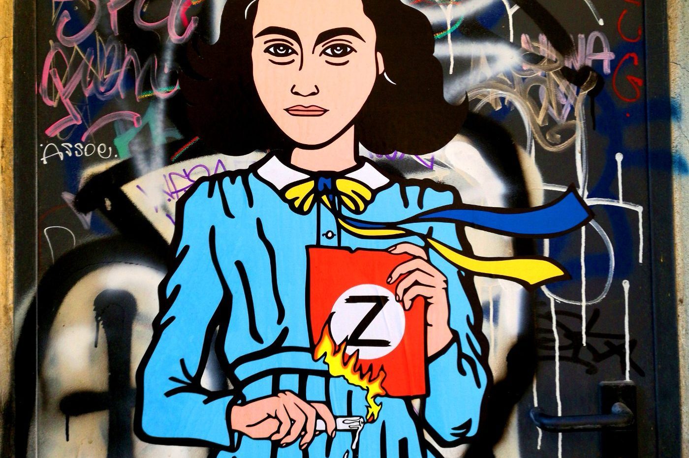 Anne Frank brucia la Z di Putin: la nuova opera di aleXsandro Palombo ...