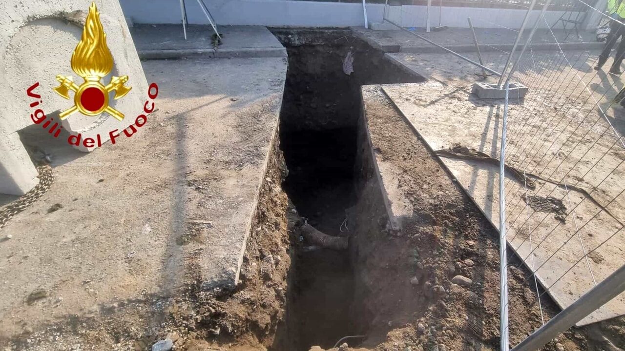 Cede la strada e rimane sepolto nello scavo: morto un operaio
