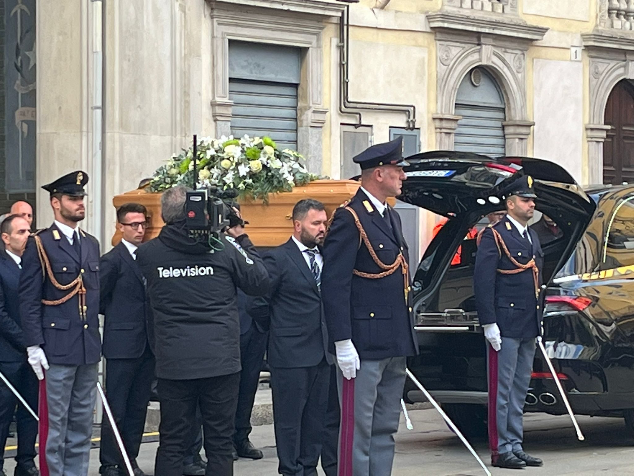 Oggi i funerali di Stato per Roberto Maroni: presenti Meloni, Salvini e ... Oggi i funerali di Stato per Roberto Maroni: presenti Meloni, Salvini e ...