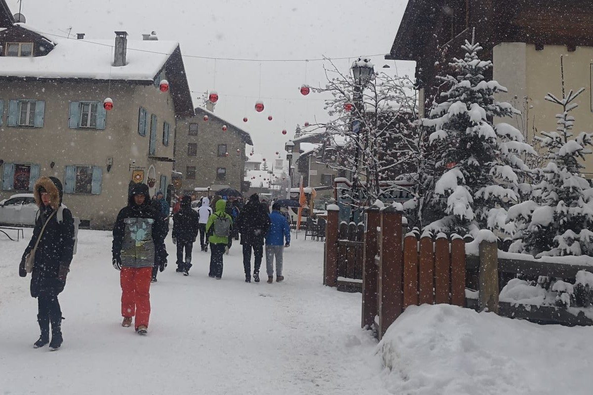 Livigno si sveglia sommersa dalla neve: le foto del paesaggio imbiancato