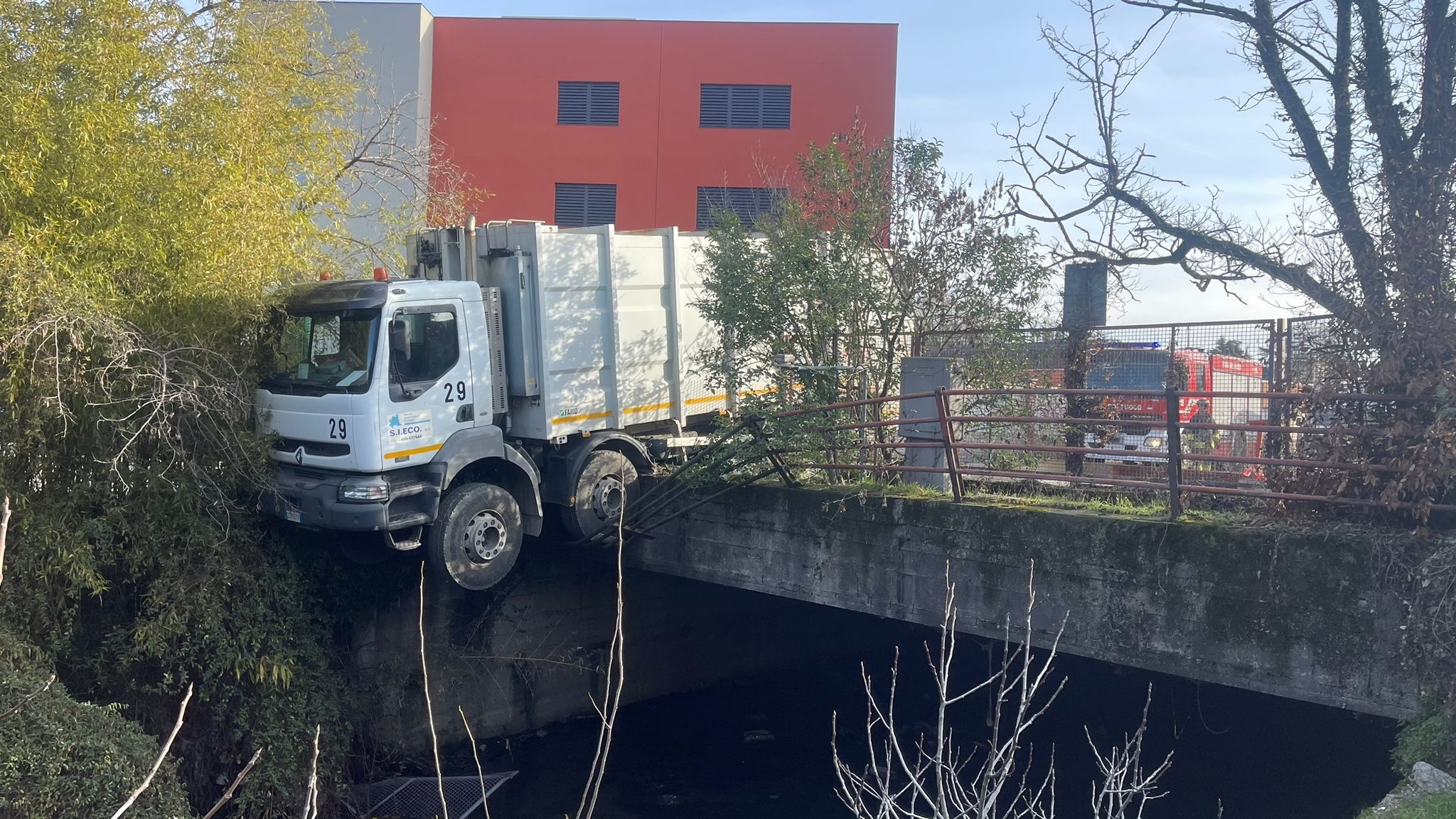 Un camion di raccolta rifiuti finisce in bilico su un ponte: ferito il ...