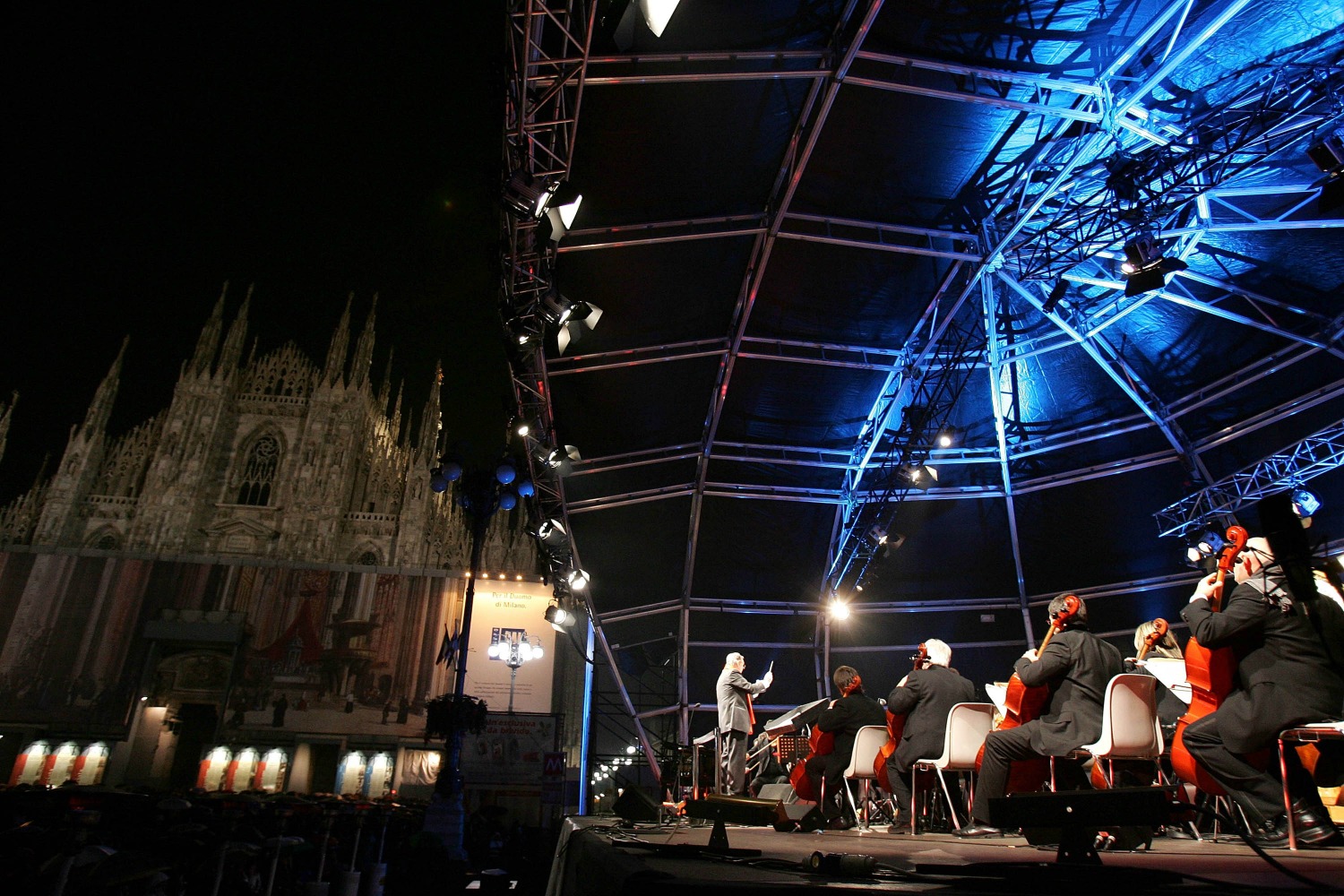 Milano, concerto gratuito della Filarmonica della Scala in piazza Duomo ...