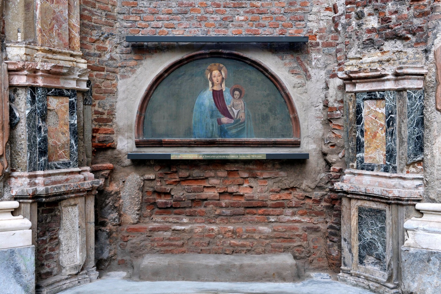 Milano, vicolo Santa Maria della Porta torna a risplendere (FOTO)