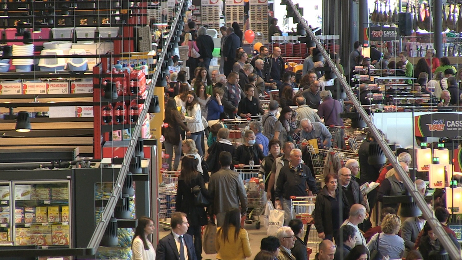 Arese, finita l'attesa possiamo dirlo: è solo un nuovo (immenso) centro ...