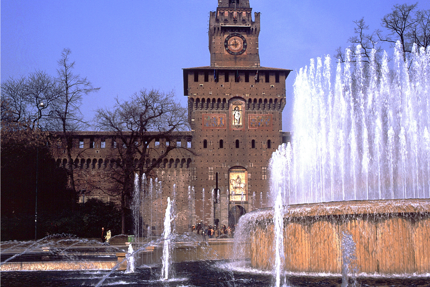 Cadono tegole dal Castello Sforzesco di Milano: nessun ferito