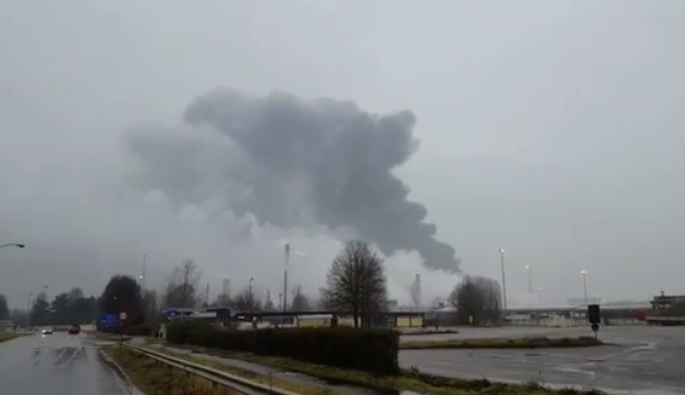 Pavia, grosso incendio alla raffineria Eni di Sannazzaro