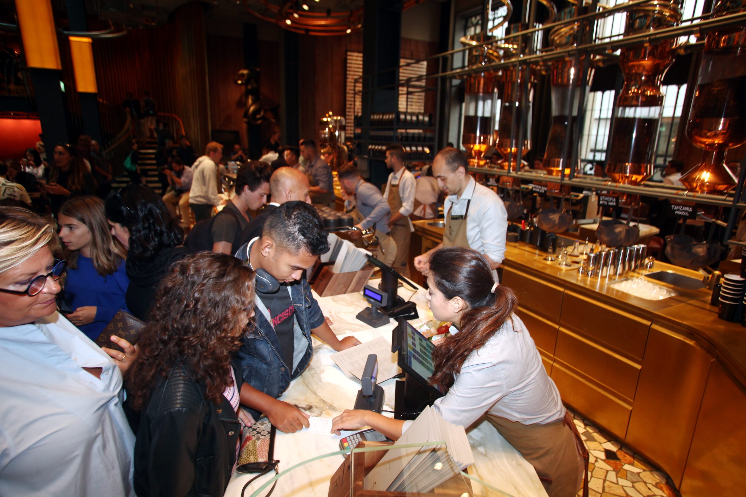 Starbucks apre a Milano: lunghe file per il primo locale della catena ... Starbucks apre a Milano: lunghe file per il primo locale della catena ...