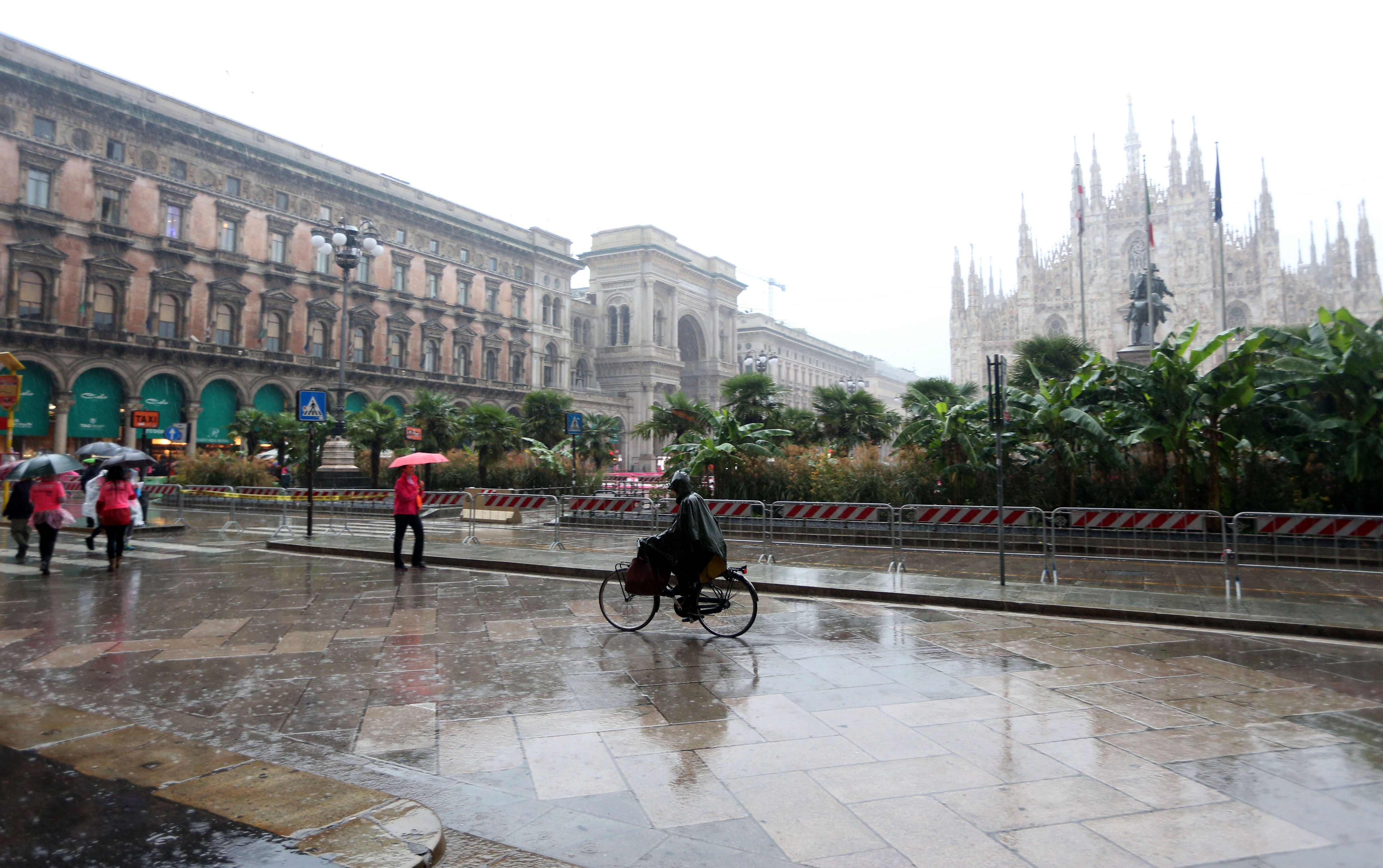 Meteo Ponte del 25 aprile: a Milano pioggia, vento e temperature in ...